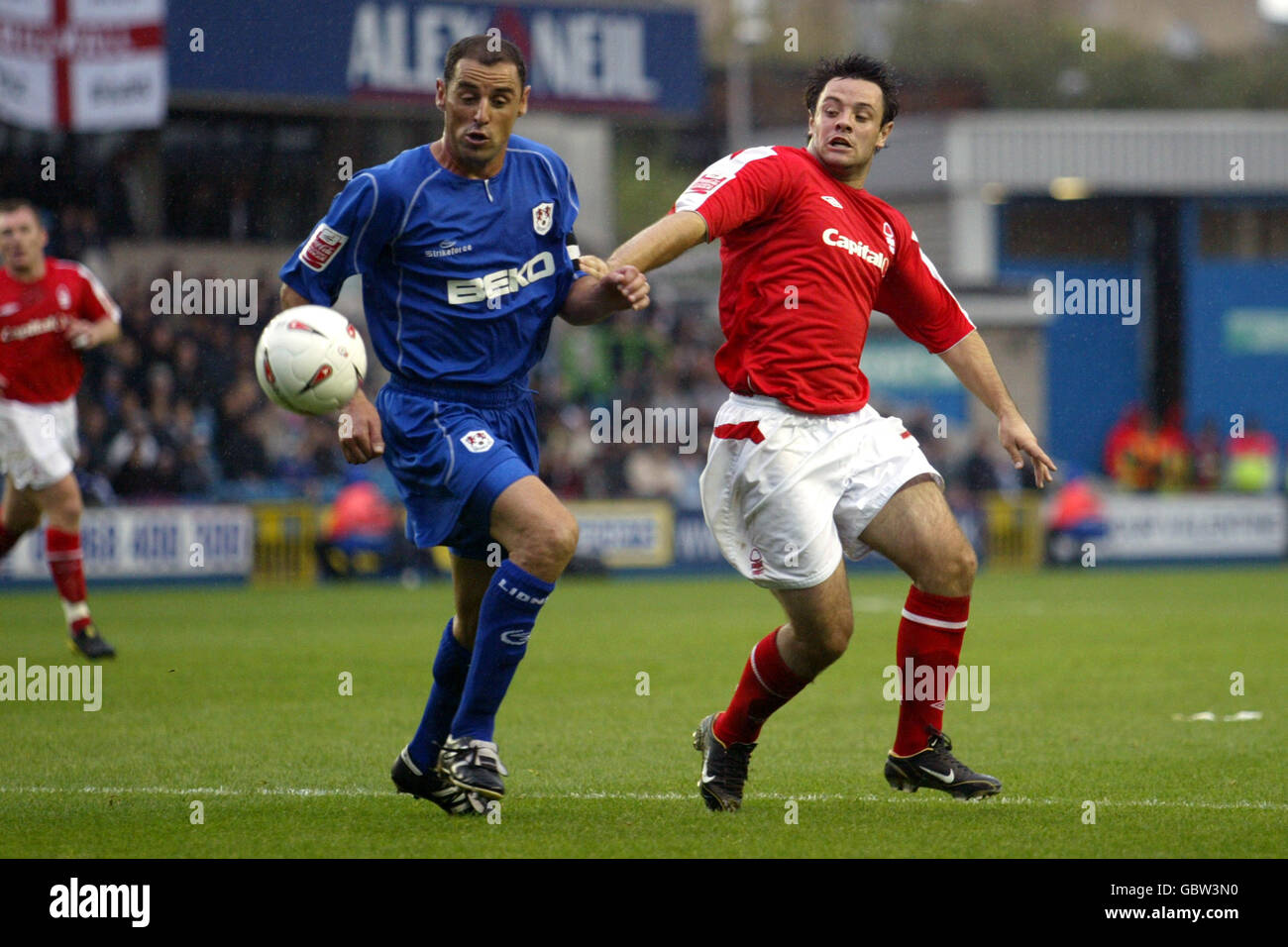 Millwalls kevin muscat and nottingham forests andy reid hi-res stock ...