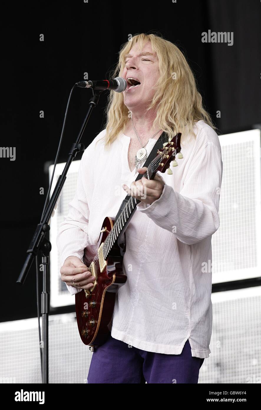 David St. Hubbins (Michael McKean) of Spinal Tap performing during the ...