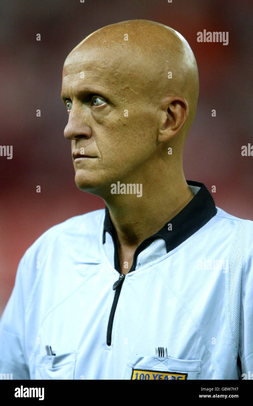 Olympiakos v liverpool referee pierluigi collina hi-res stock ...