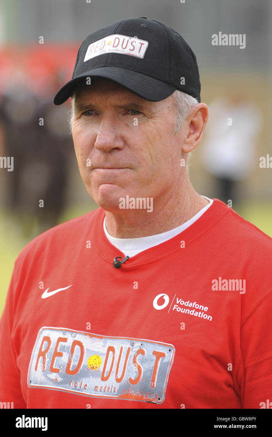 Allan Border meets children from Lilian Baylis Technology School at the ...