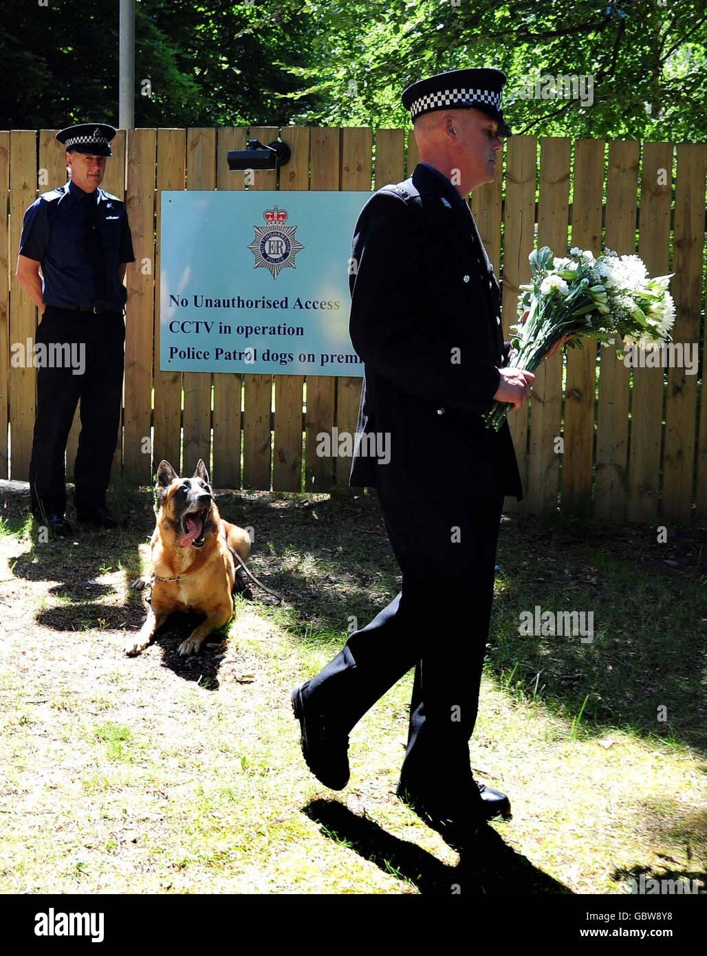 Police dog handlers pay tribute to dead police dogs outside Nottingham ...