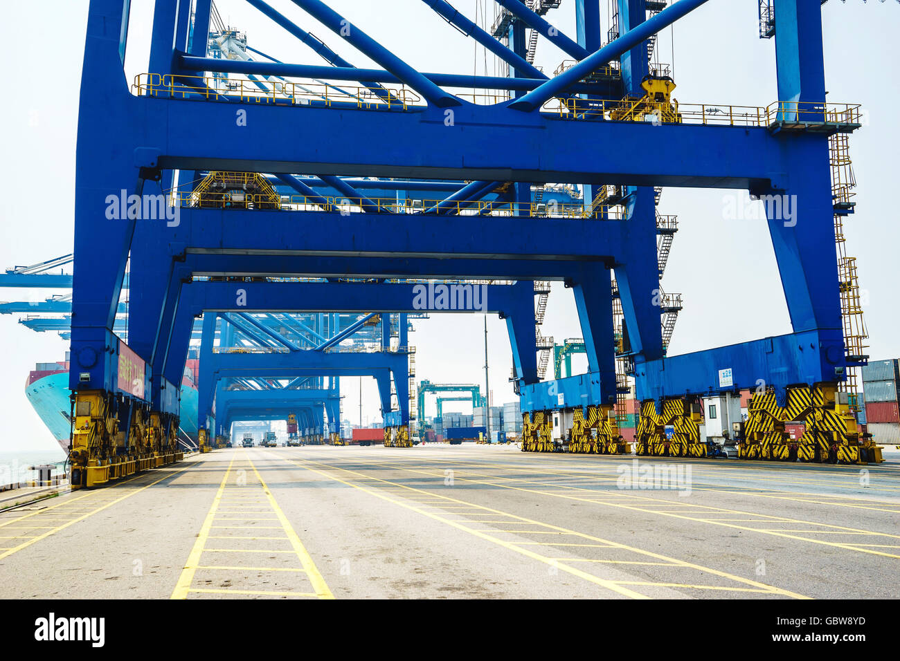 Port of guangzhou hi-res stock photography and images - Alamy