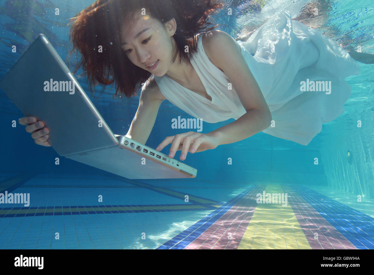 Women underwater hi-res stock photography and images - Alamy