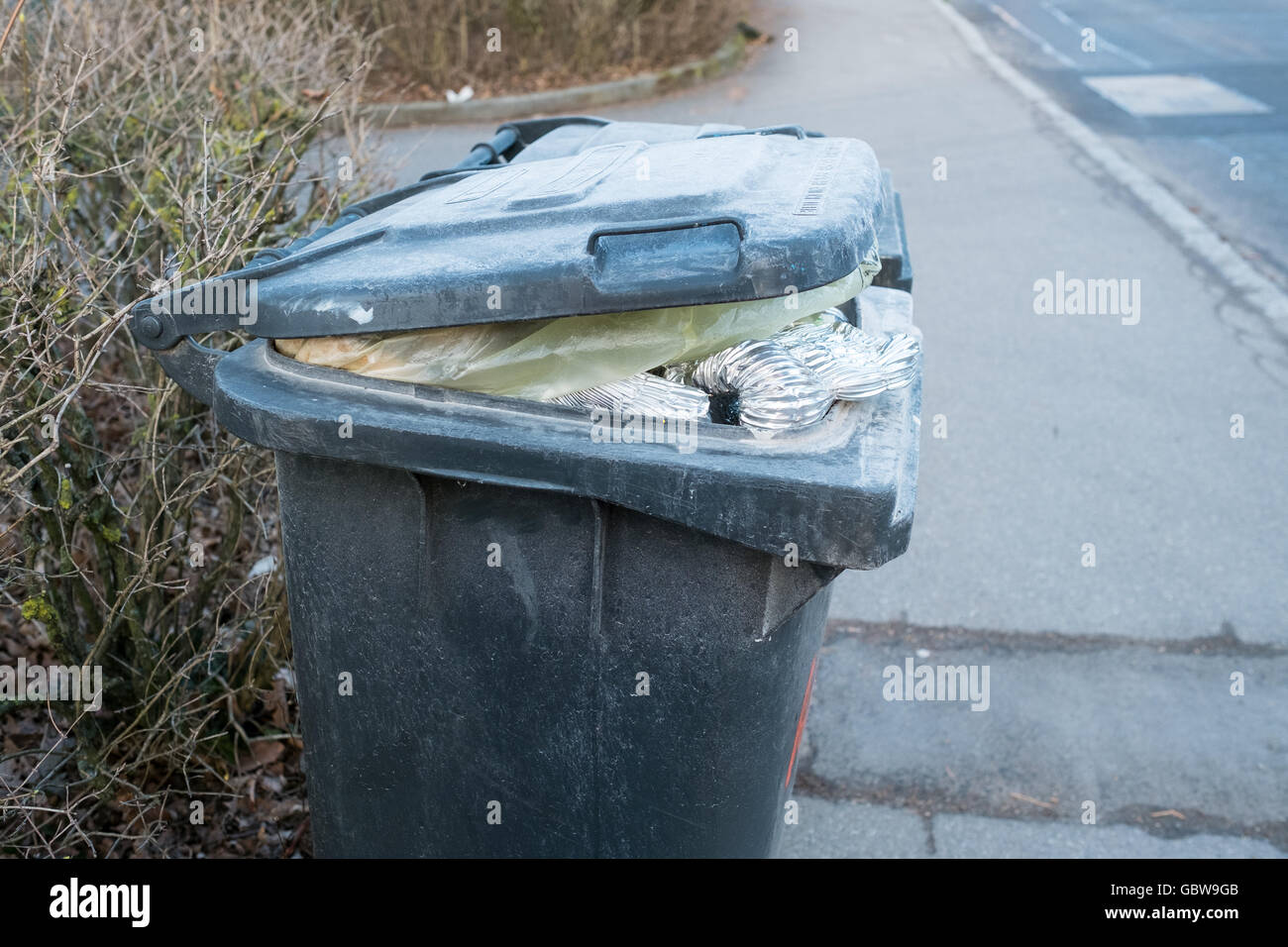 Overfilled rubbish trash bin hi-res stock photography and images - Alamy