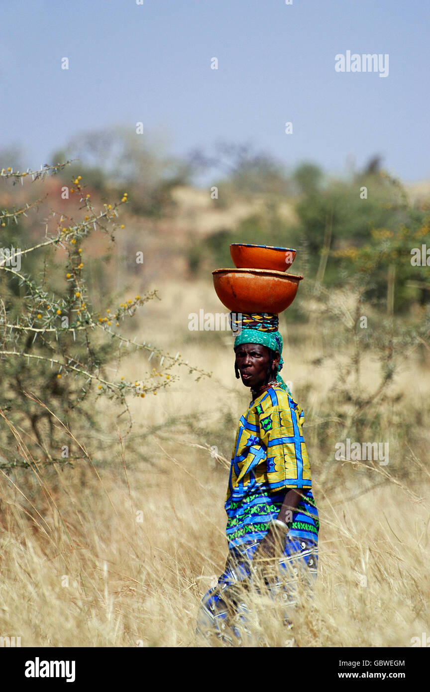 Woman carrying loads hi-res stock photography and images - Alamy