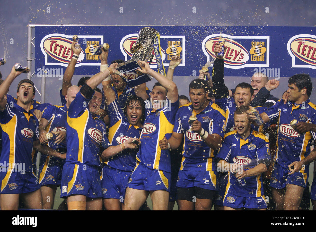 Leeds Rhinos' players celebrate winning the Tetley's Super League Grand ...