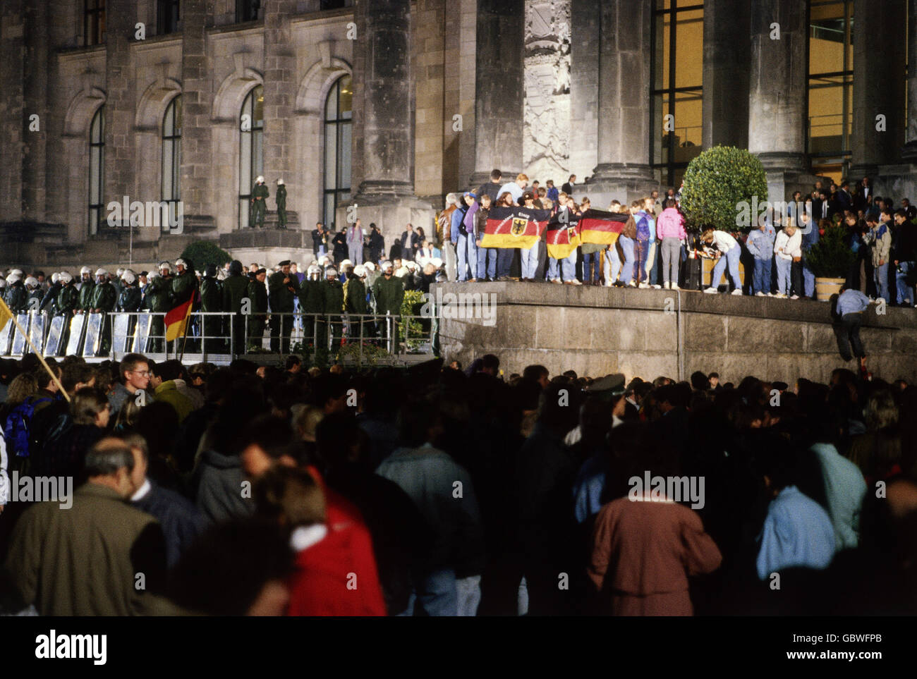 German reunification reichstag 1990 hi-res stock photography and images ...