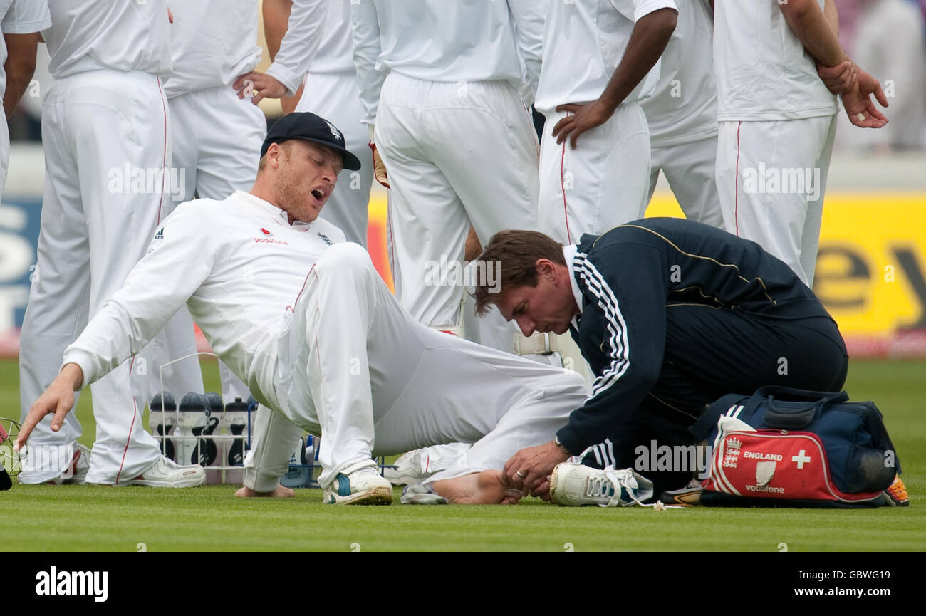 Sport cricket injury the ashes andrew flintoff hi-res stock photography ...