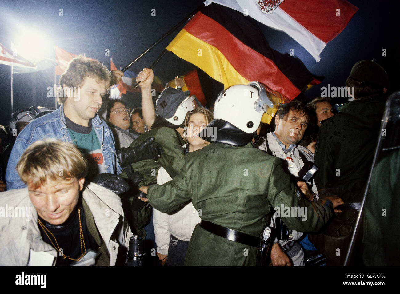 Police 1990s hi-res stock photography and images - Alamy