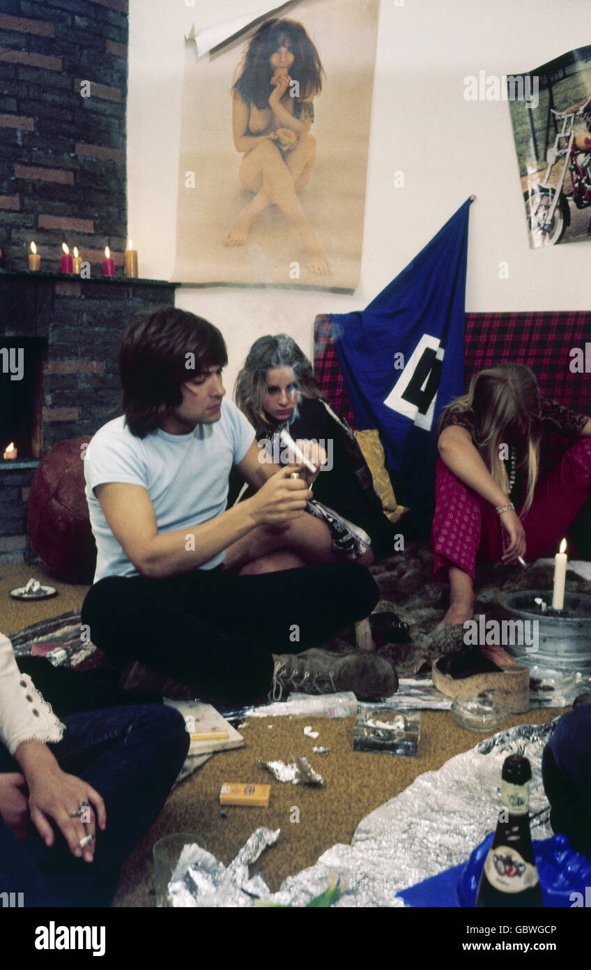 Flat sharing community hi-res stock photography and images - Alamy