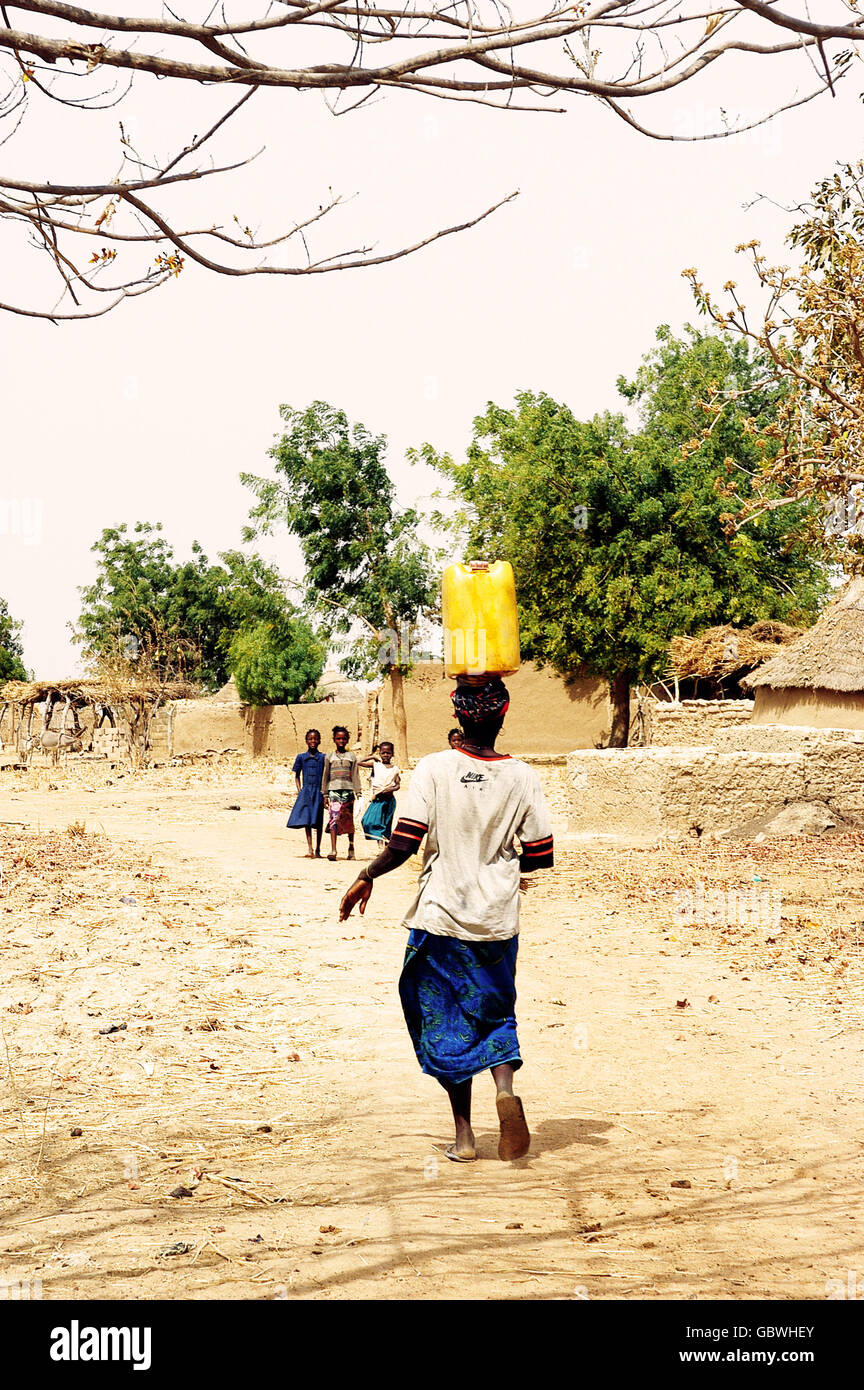Bottle of water balanced on head hi-res stock photography and images ...