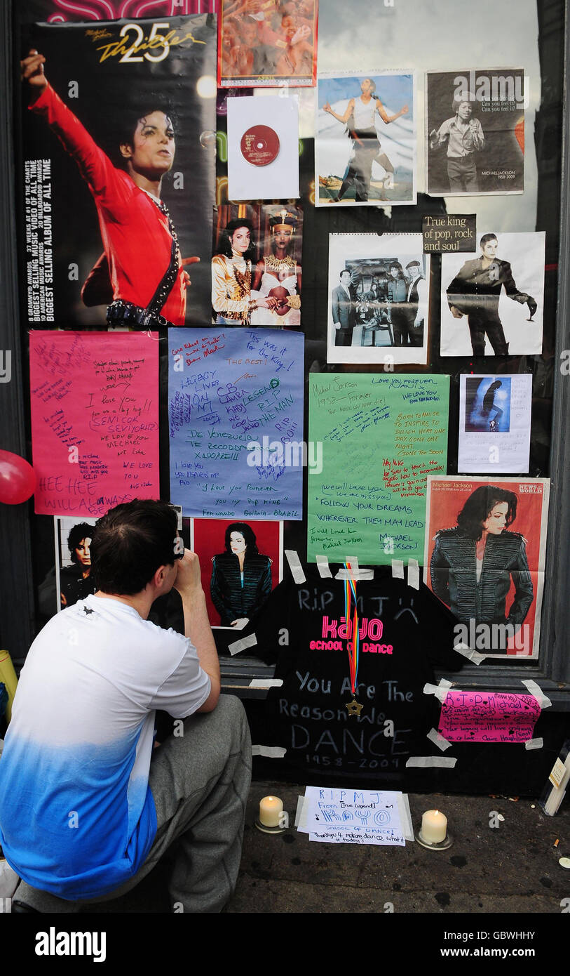 Michael Jackson dies aged 50. Fans look a shrine to pop star Michael ...