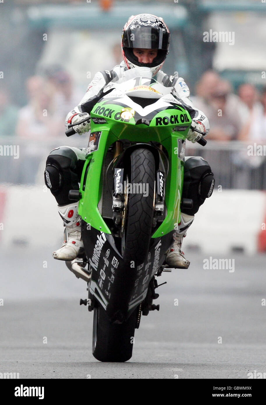 Superbike riders promote visk british superbikes event in george square ...