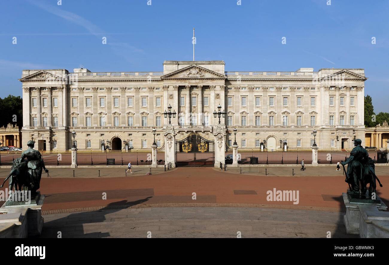 Buckingham Palace. General view of Buckingham Palace in central London ...