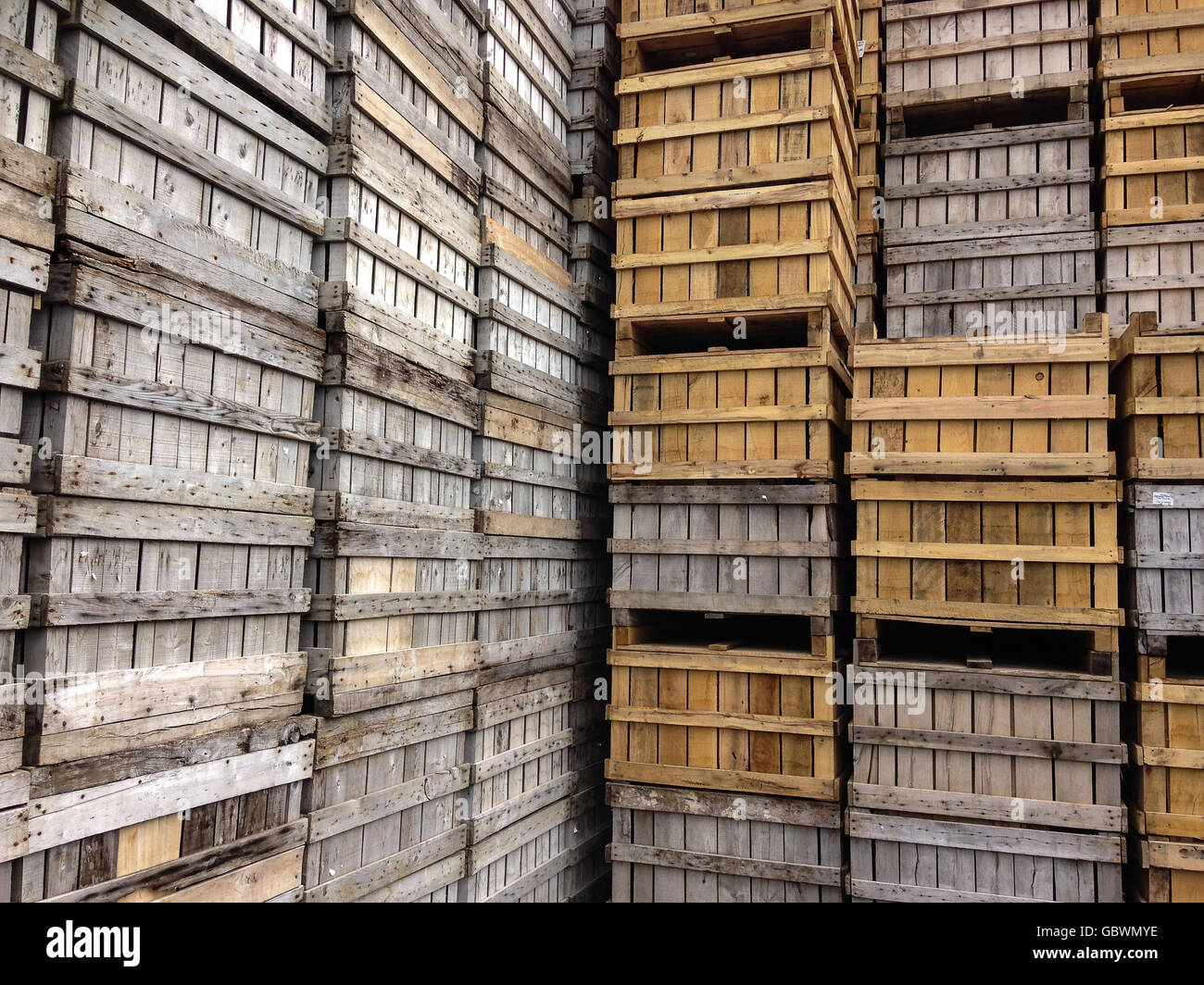 Pile of apple boxes hi-res stock photography and images - Alamy