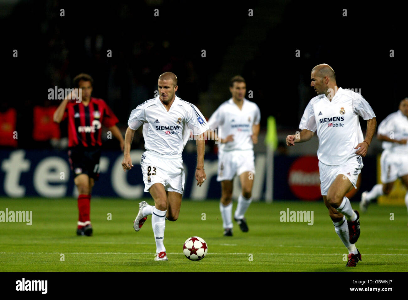 David beckham and zinedine zidane hi-res stock photography and images ...