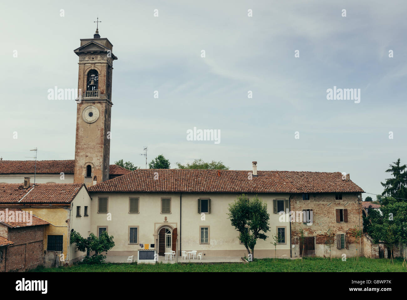 Rural town courtyard in Lombardy courtyard Stock Photo - Alamy