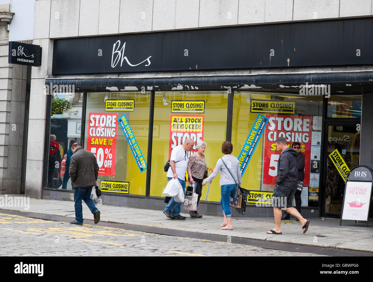 Closing down signs posters shop hi-res stock photography and images - Alamy