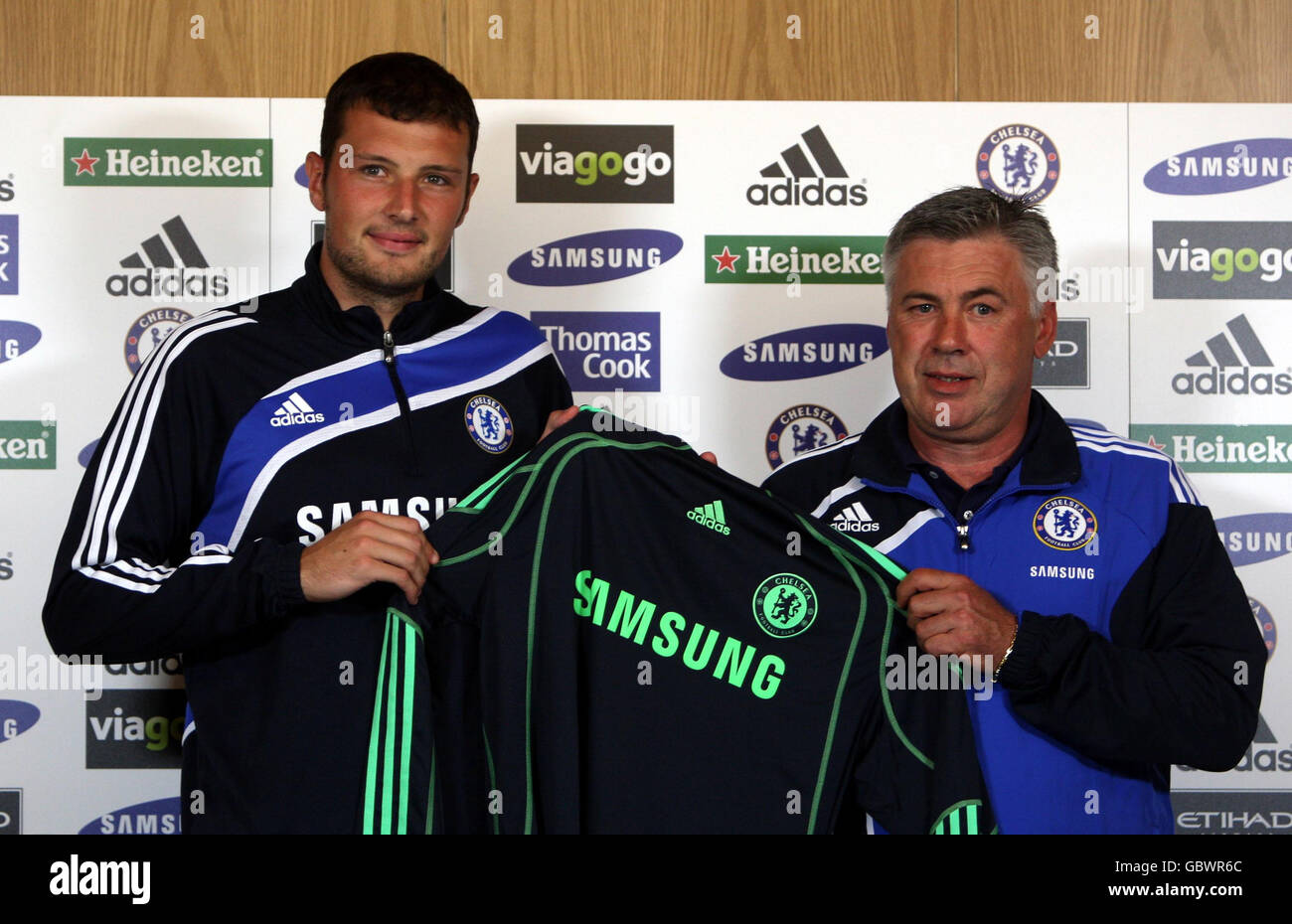 Chelsea's new signing Ross Turnbull with manager Carlo Ancelotti during ...