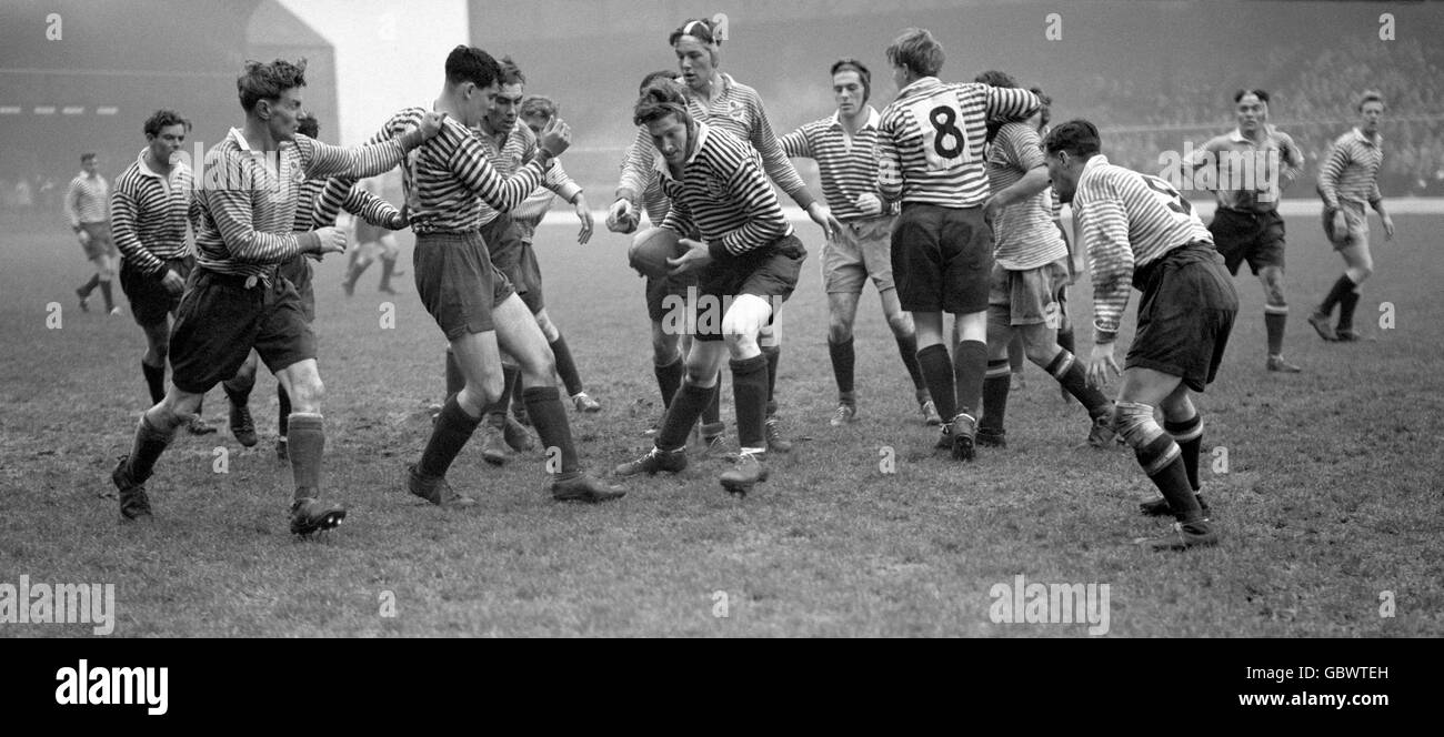 Victor harding middlesex about to pass the ball hi-res stock ...