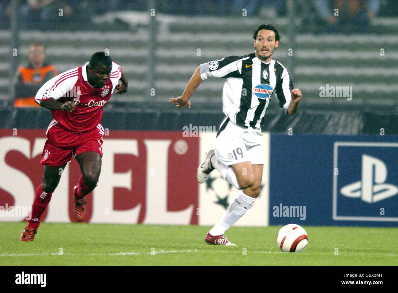 Juventus gianluca zambrotta munichs samuel osei kuffour hi-res stock ...