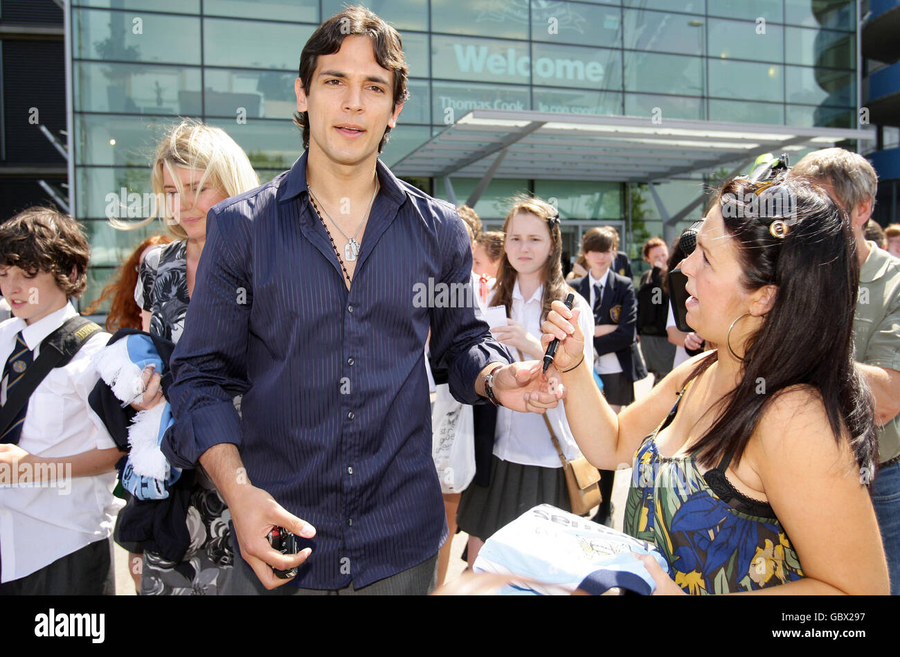 Manchester City new signing Roque Santa Cruz signs autographers for ...