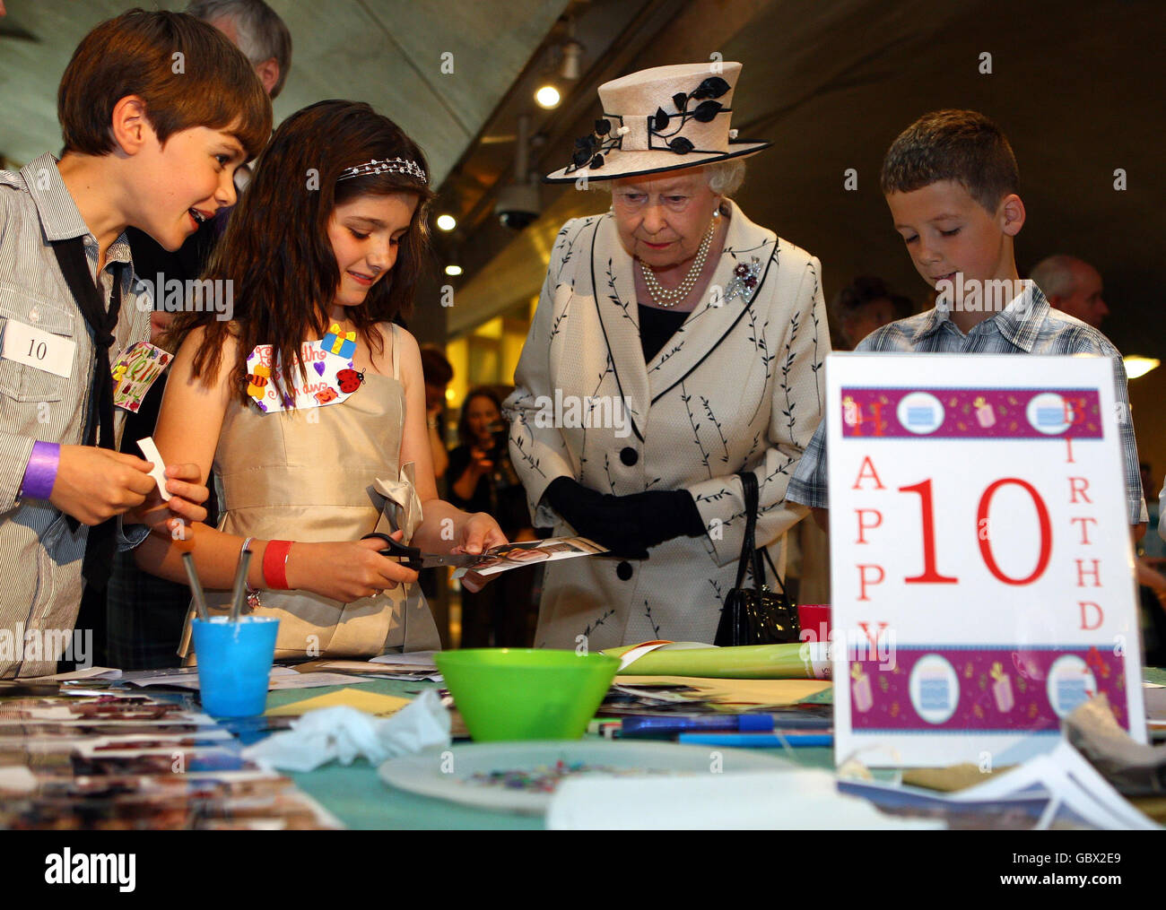 Queen Elizabeth II with Eilidh Shaw, 10, from Denny (second left) and ...