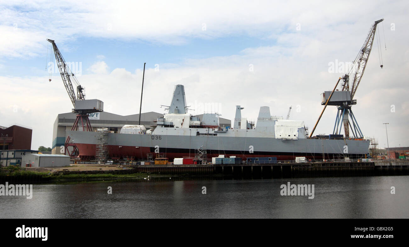 Shipyard cranes scotland hi-res stock photography and images - Alamy