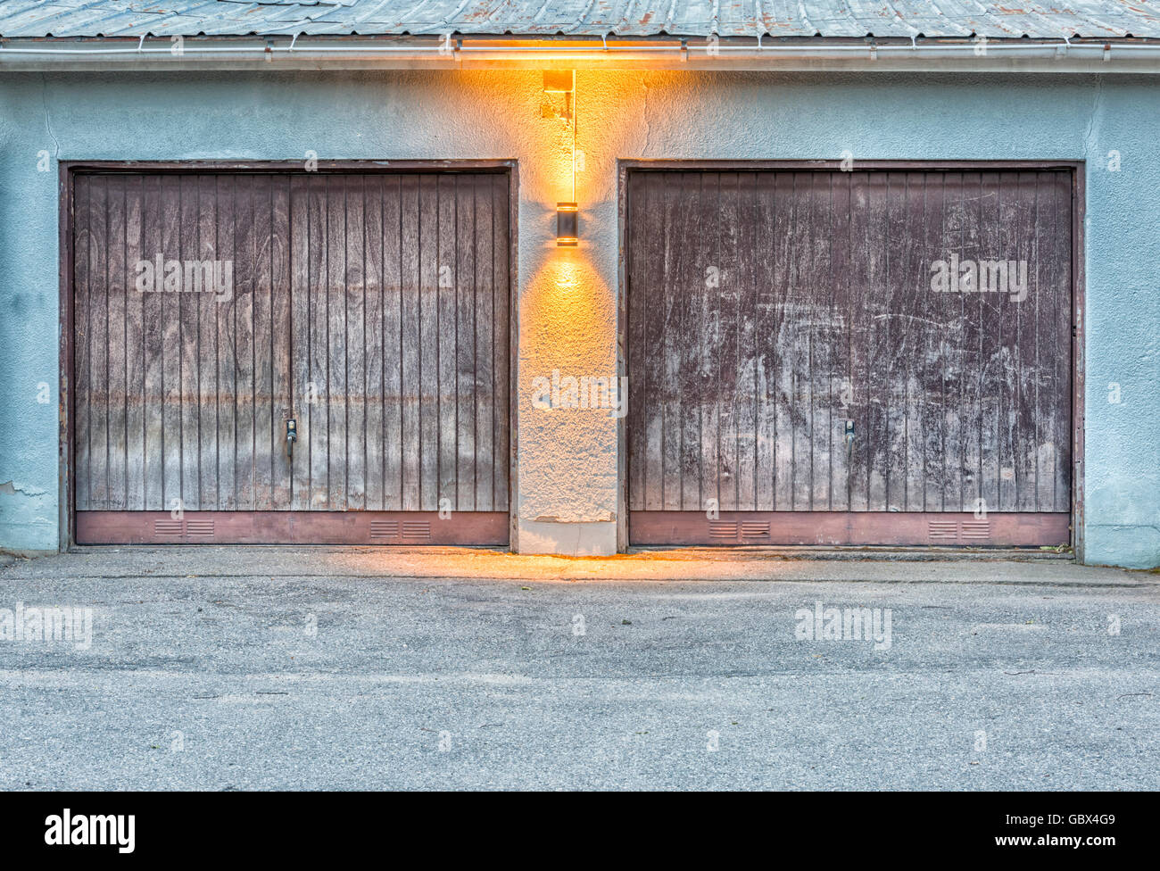 Two garage doors hi-res stock photography and images - Alamy