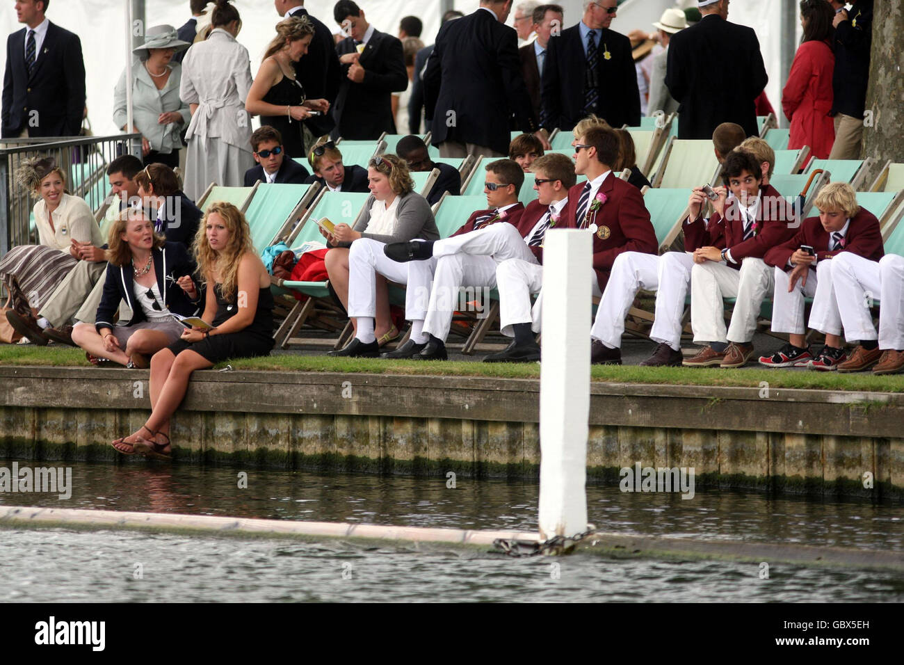 Watching rowing henley hi-res stock photography and images - Alamy