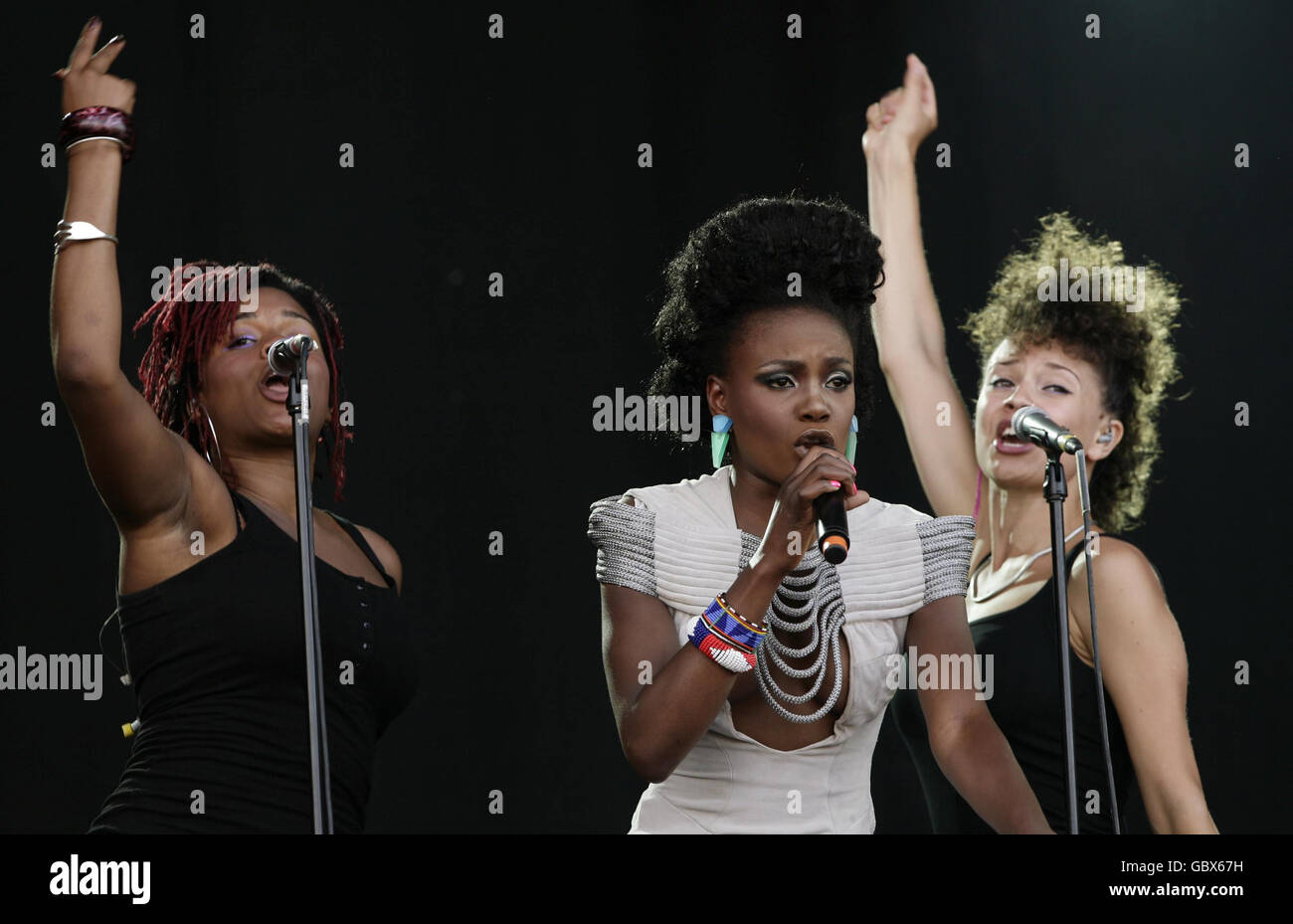Singer bassist shingai shoniwa hi-res stock photography and images - Alamy