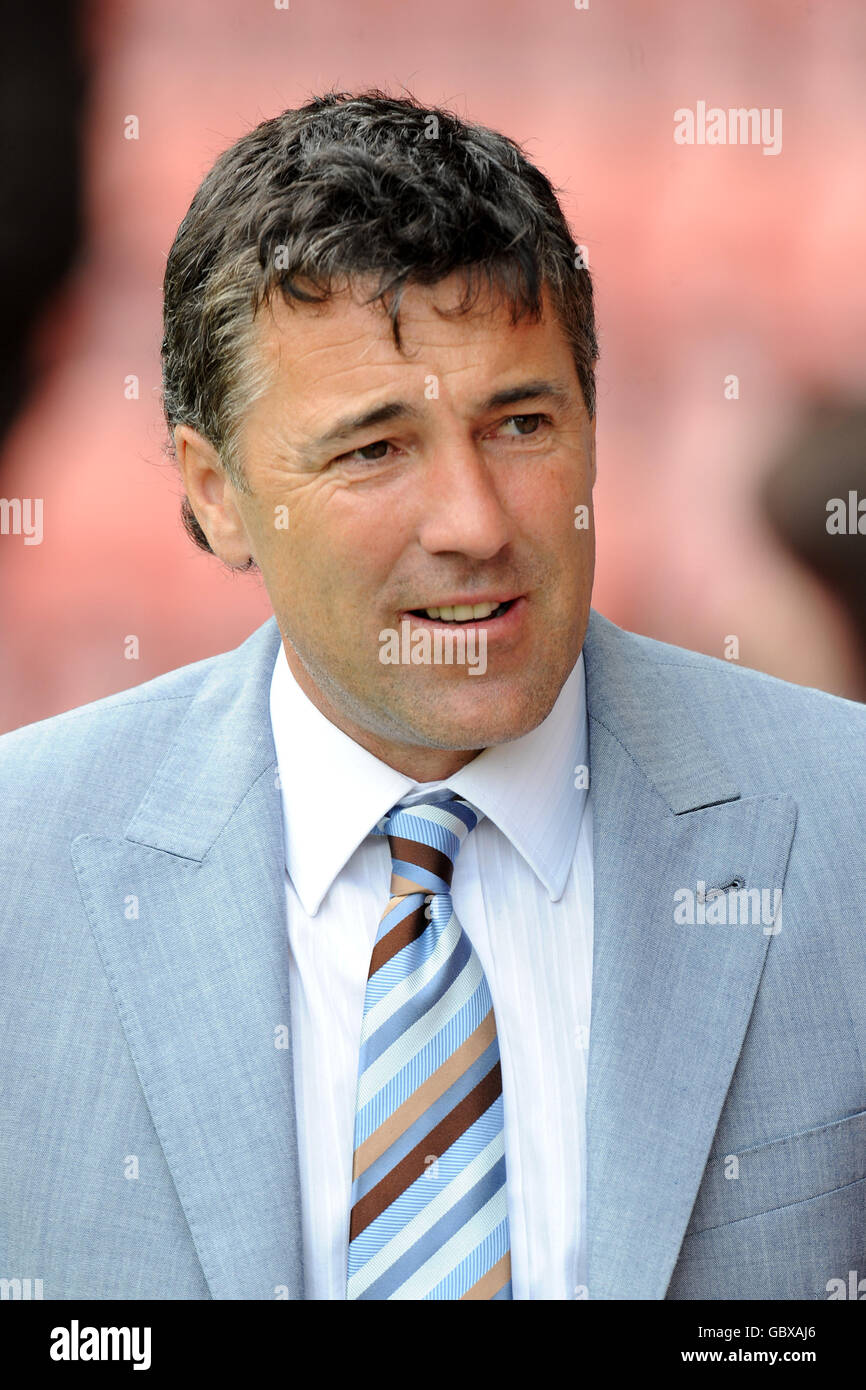 Wrexham manager dean saunders hi-res stock photography and images - Alamy