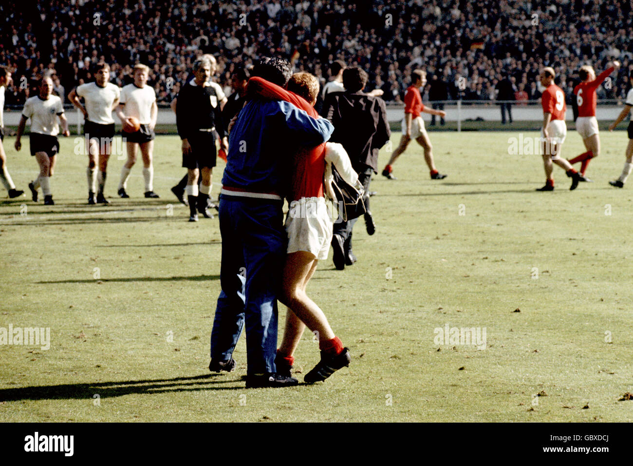 England trainer Harold Shepherdson (l) celebrates with Alan Ball (r ...