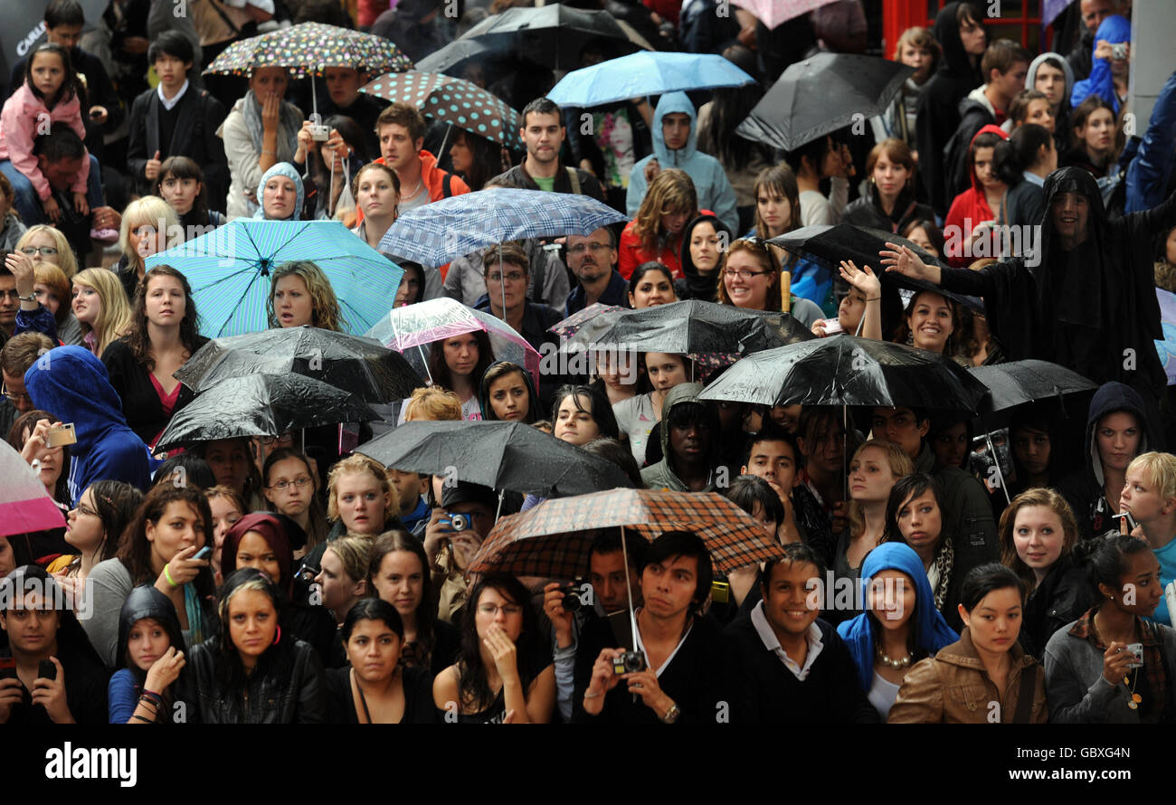 The crowd during the world premiere of Harry Potter and the Half-Blood ...