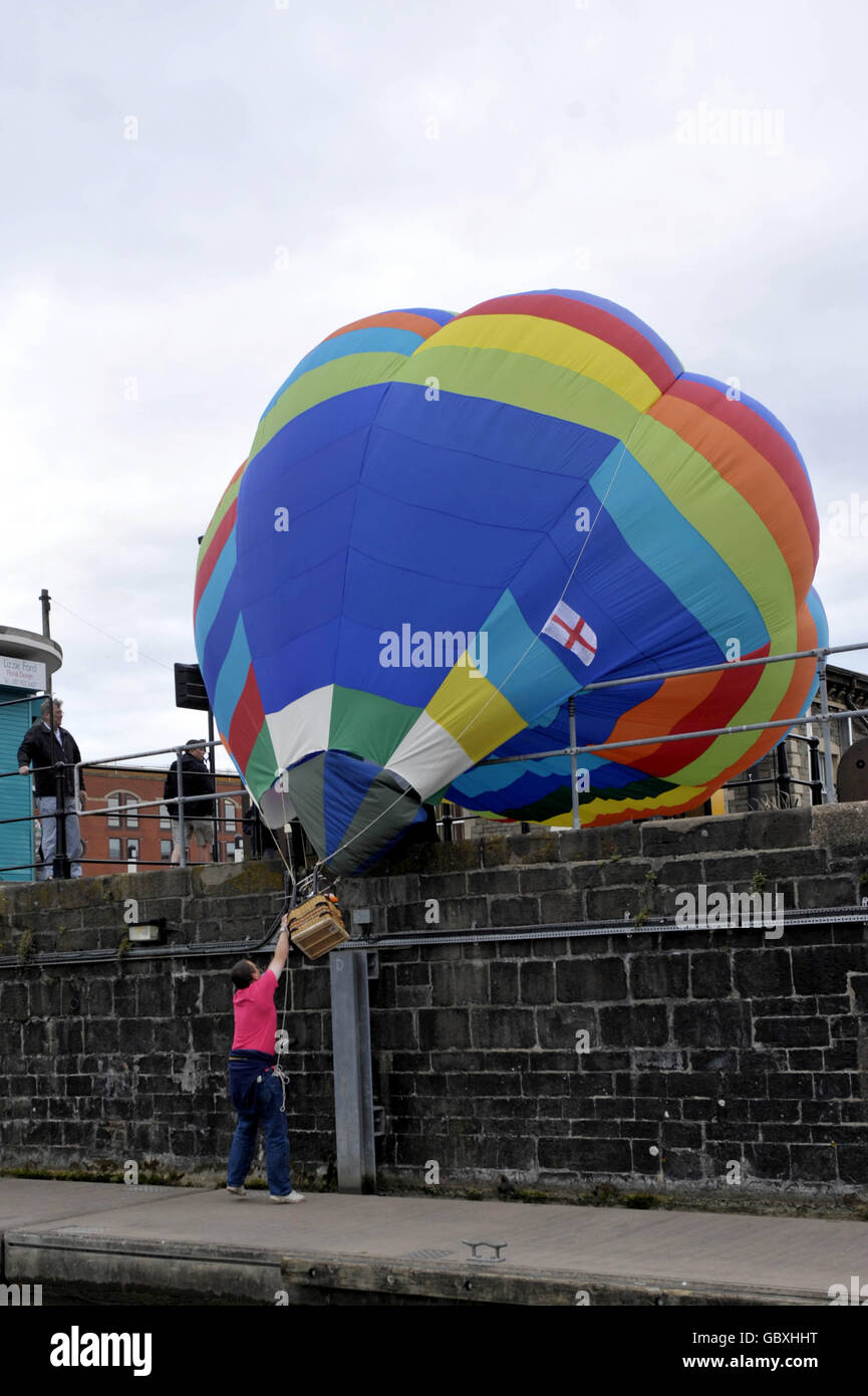 Miniature balloonist Ray Preston struggles to control his balloon in ...
