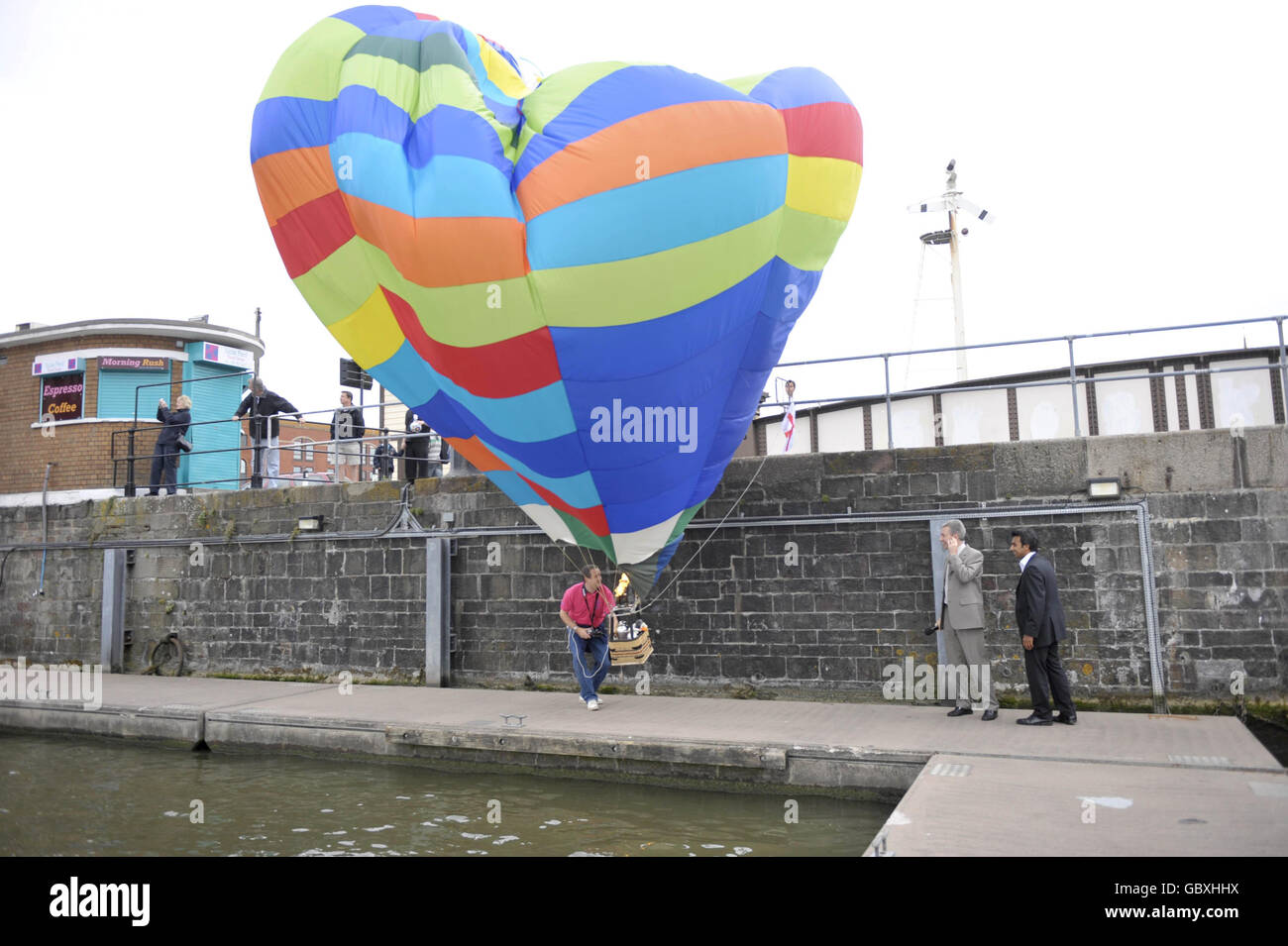 Miniature balloonist Ray Preston struggles to control his balloon in ...