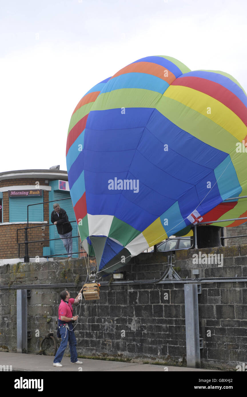 Miniature balloonist Ray Preston struggles to control his balloon in ...
