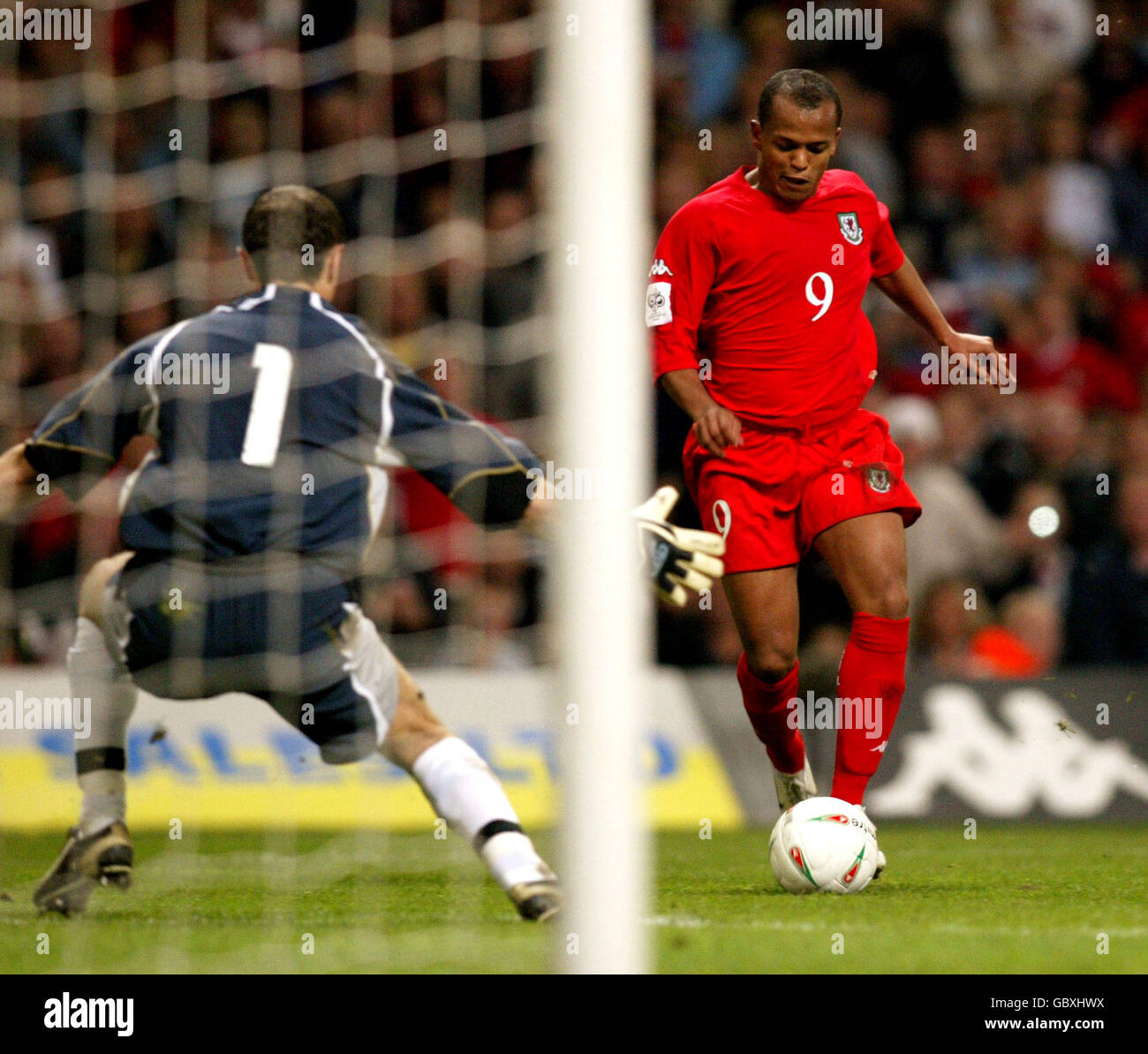 Wales' Robert Earnshaw opens the scoring against Poland Stock Photo - Alamy