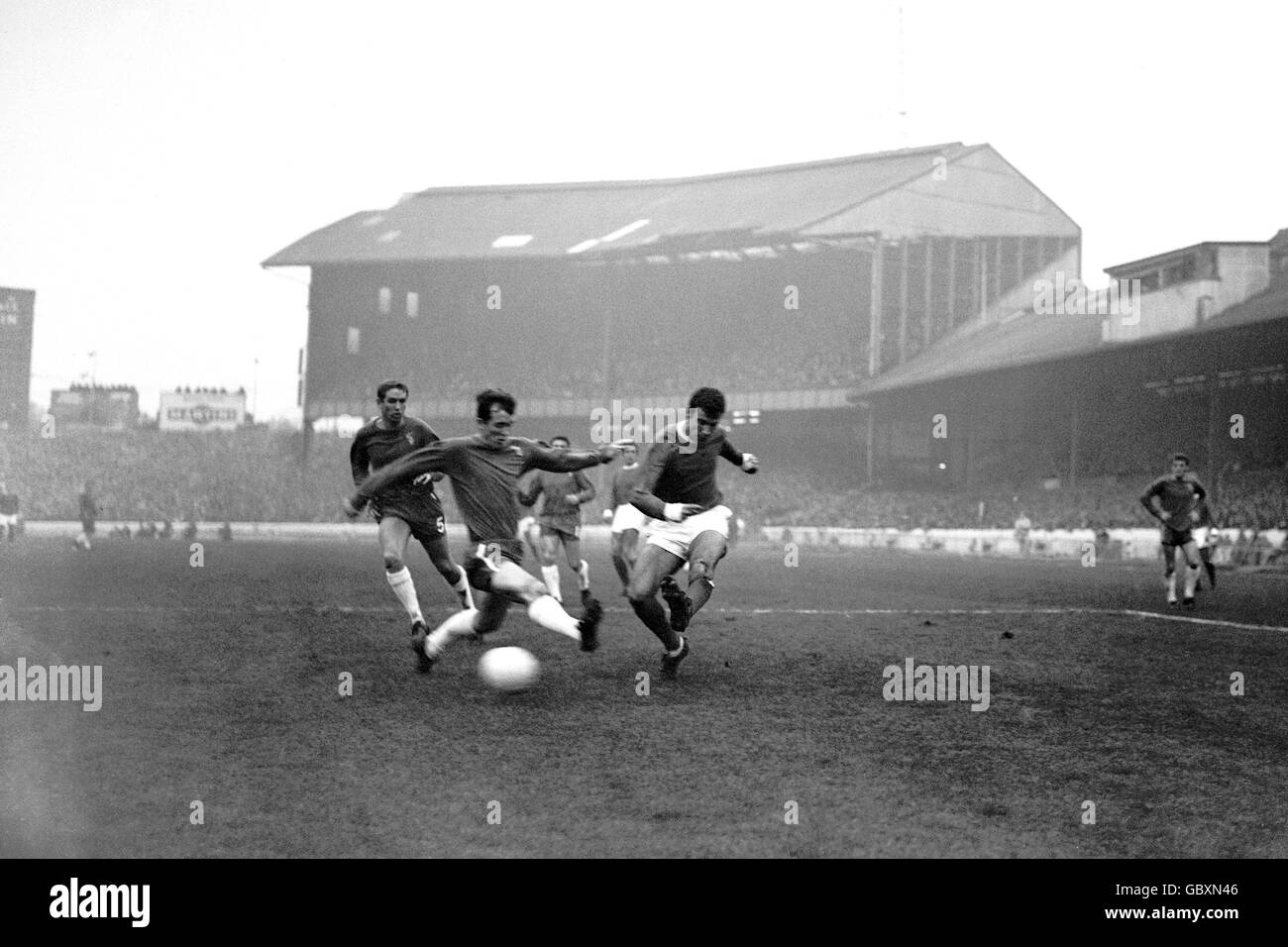 Chelsea's Marvin Hinton (l) looks on as teammate John Boyle (c) fails ...