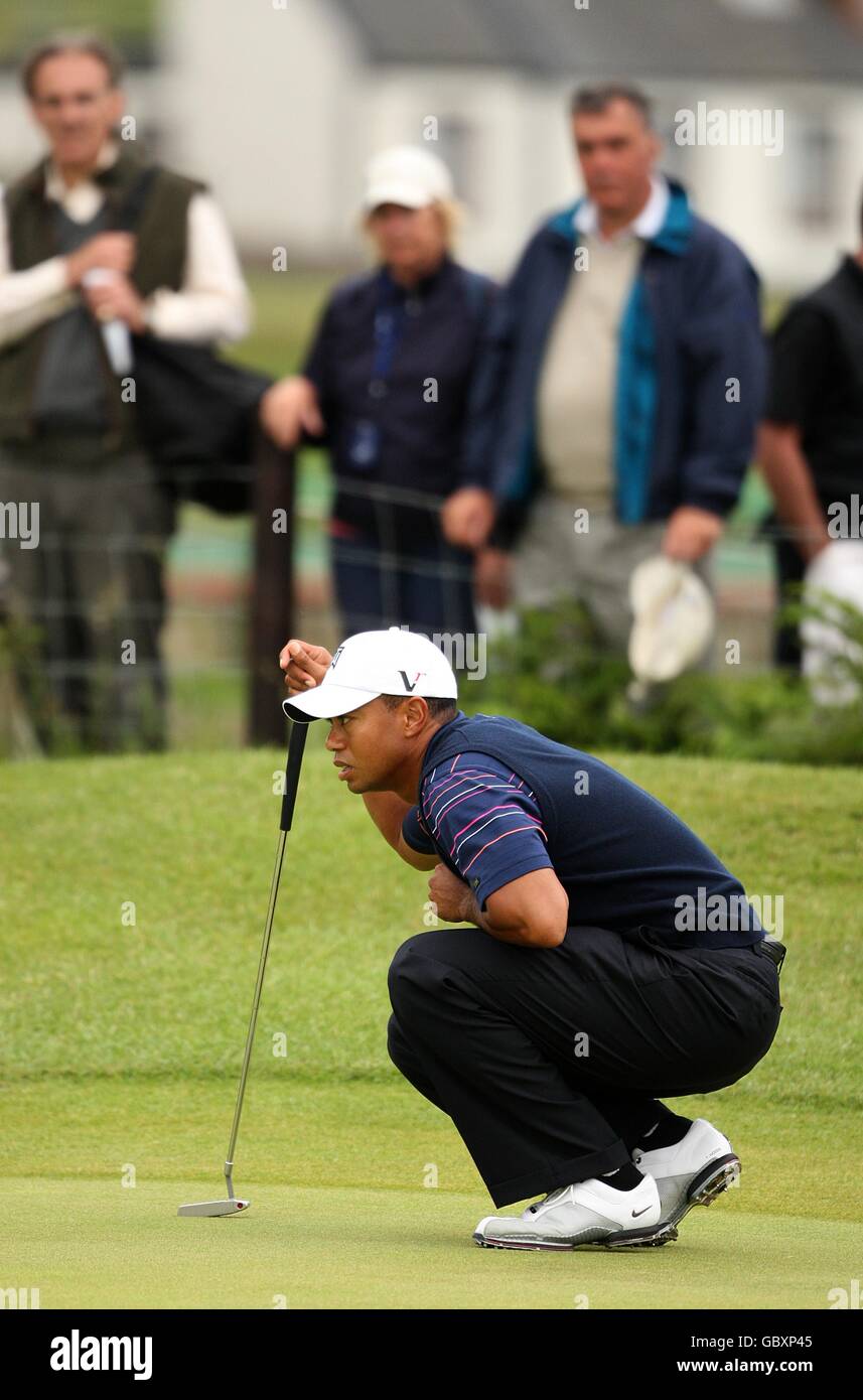 Tiger Woods lines up a putt on the 3rd green during the first day of ...