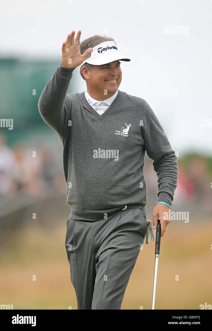 USA's Kenny Perry acknowledges the crowd after his round during the ...