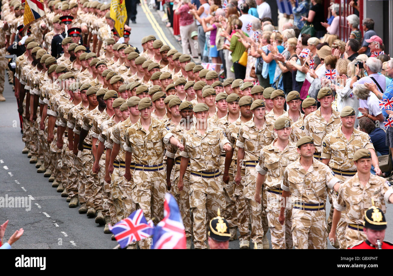 Soldiers from the 1st Battalion, The Princess of Wales Royal Regiment ...