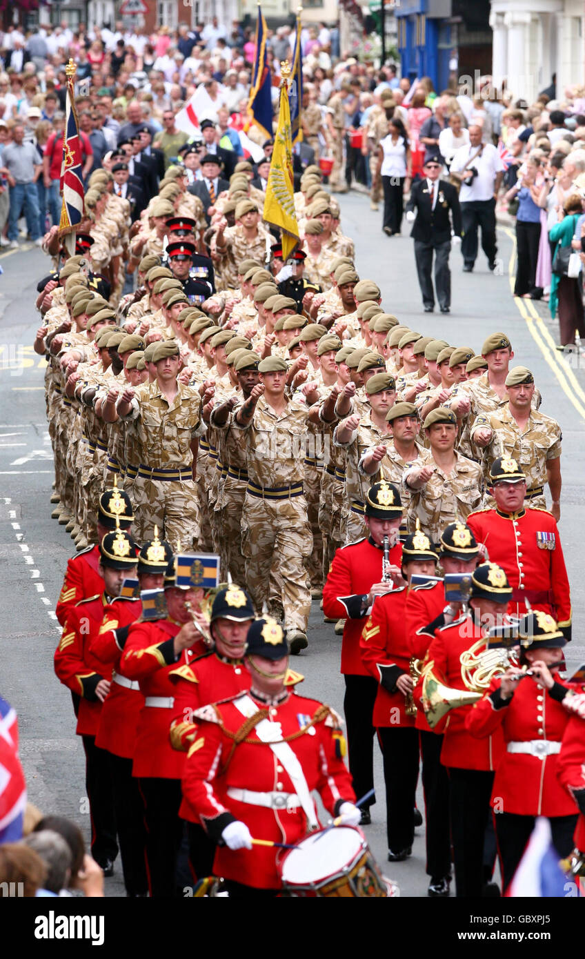 Soldier coming home england hi-res stock photography and images - Alamy