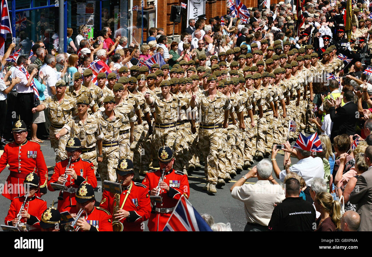 Soldiers from the 1st Battalion, The Princess of Wales Royal Regiment ...