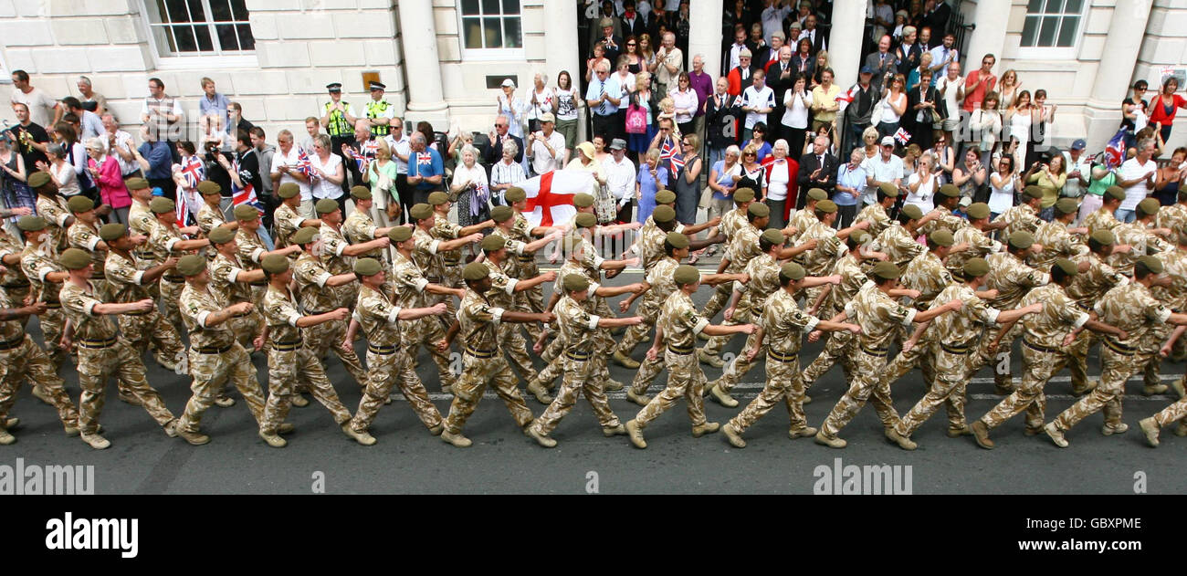 Soldier coming home england hi-res stock photography and images - Alamy