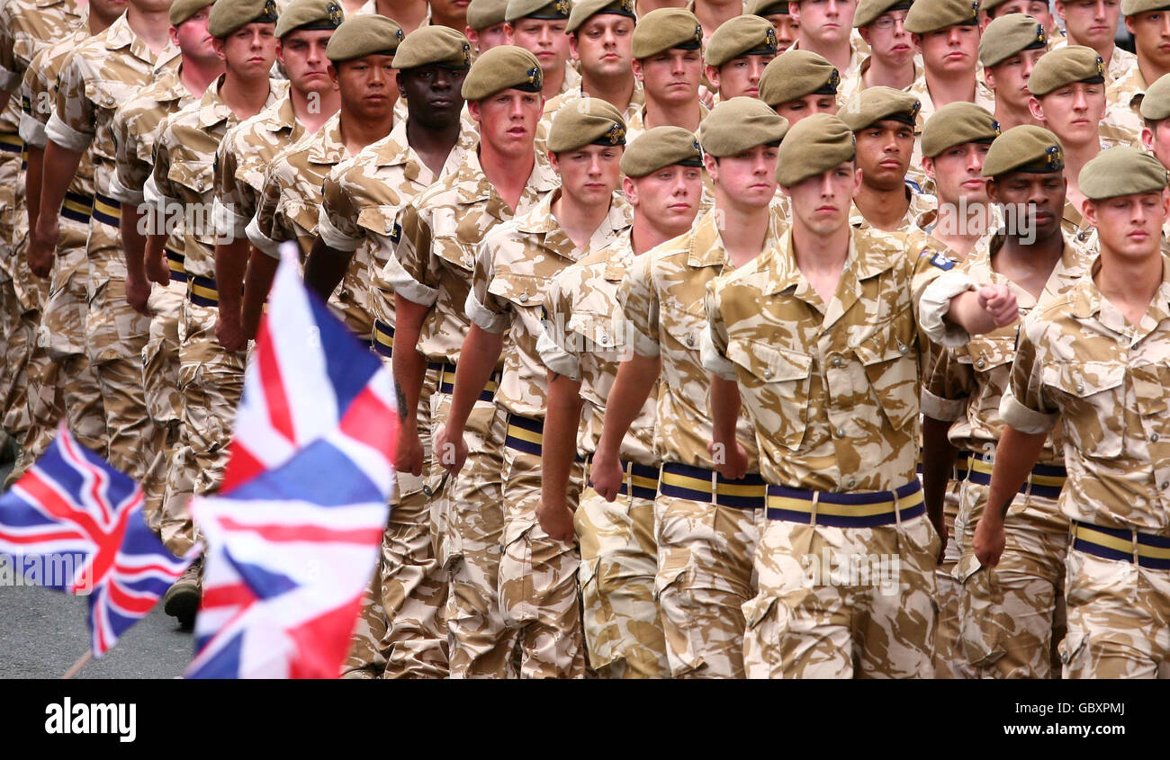 Soldier coming home england hi-res stock photography and images - Alamy