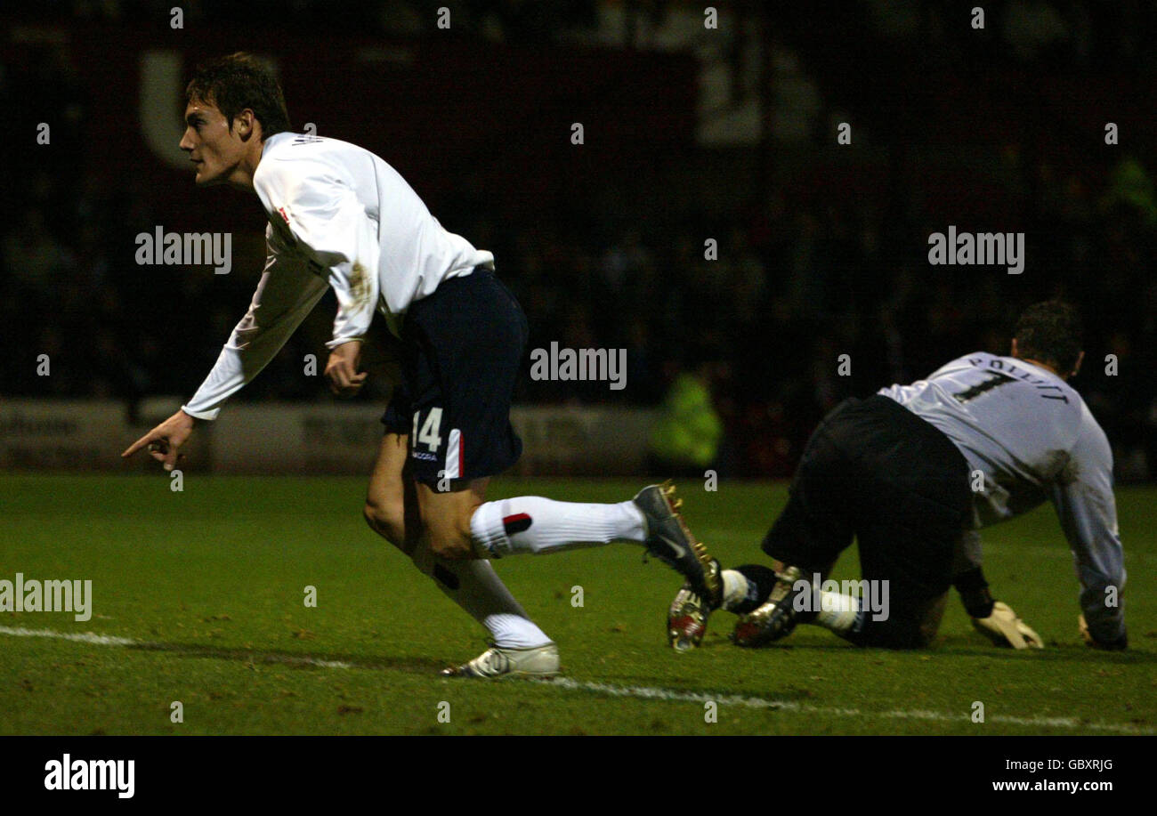 Sunderland's Dean Whitehead celebrates scoring the opening goal past ...