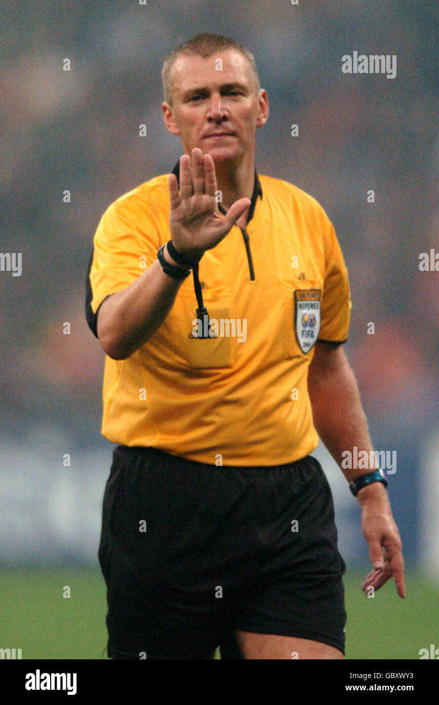 Graham poll referee hi-res stock photography and images - Alamy