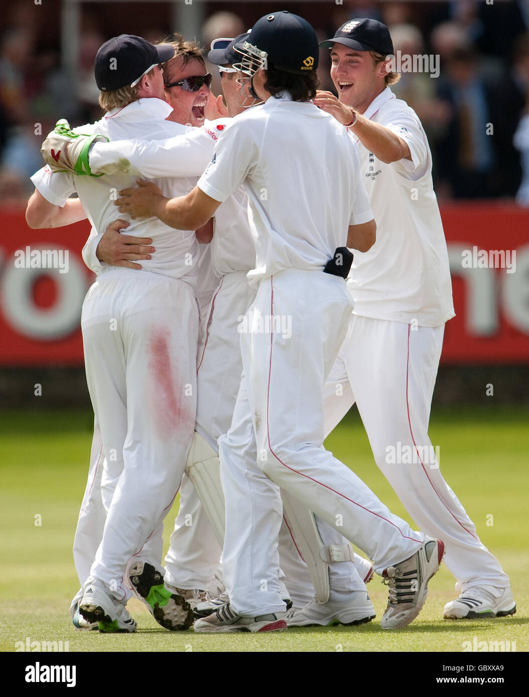 Cricket england players teammates hug hugging celebrate celebrating hi ...