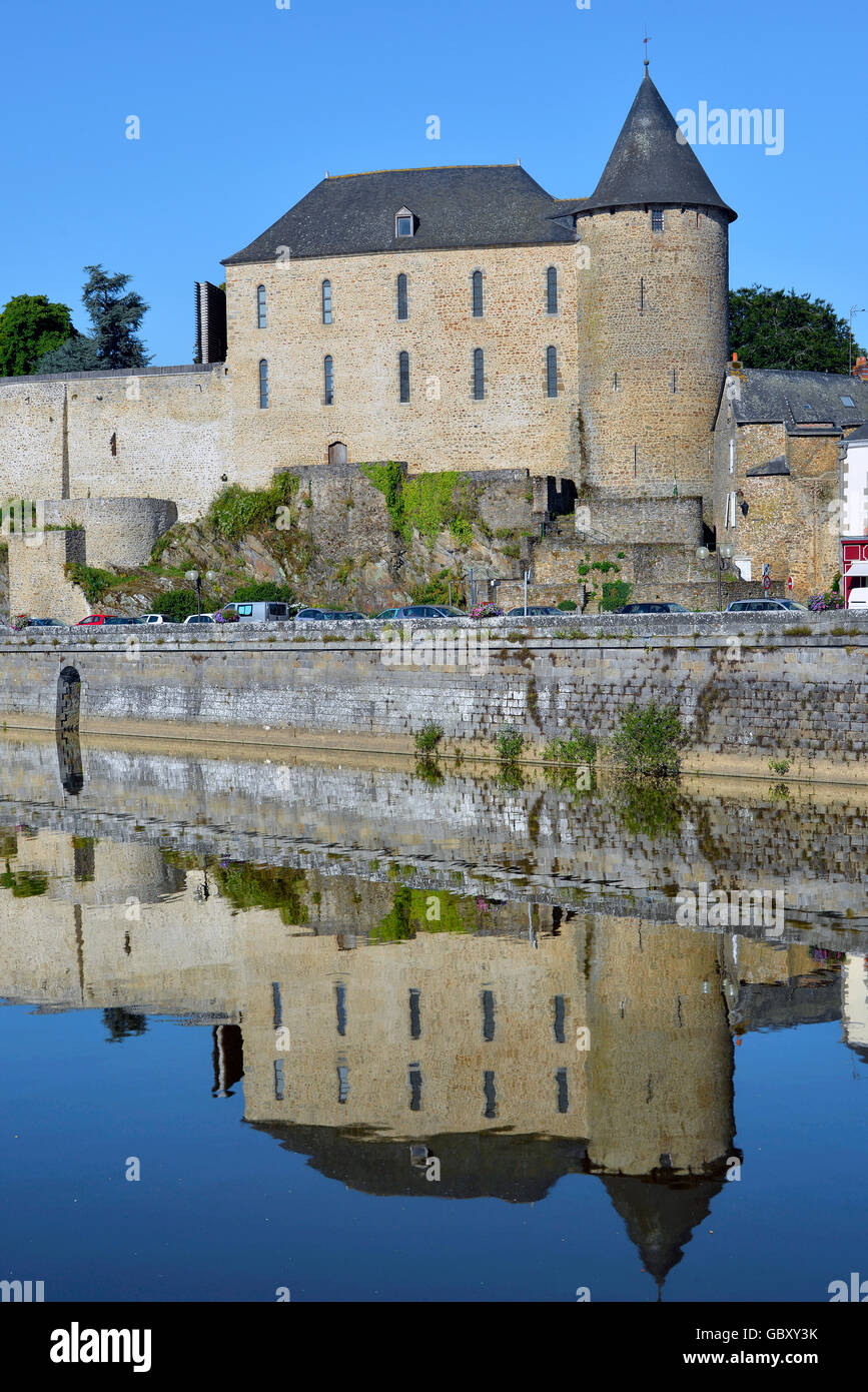 Mayenne city castle river la hi-res stock photography and images - Alamy